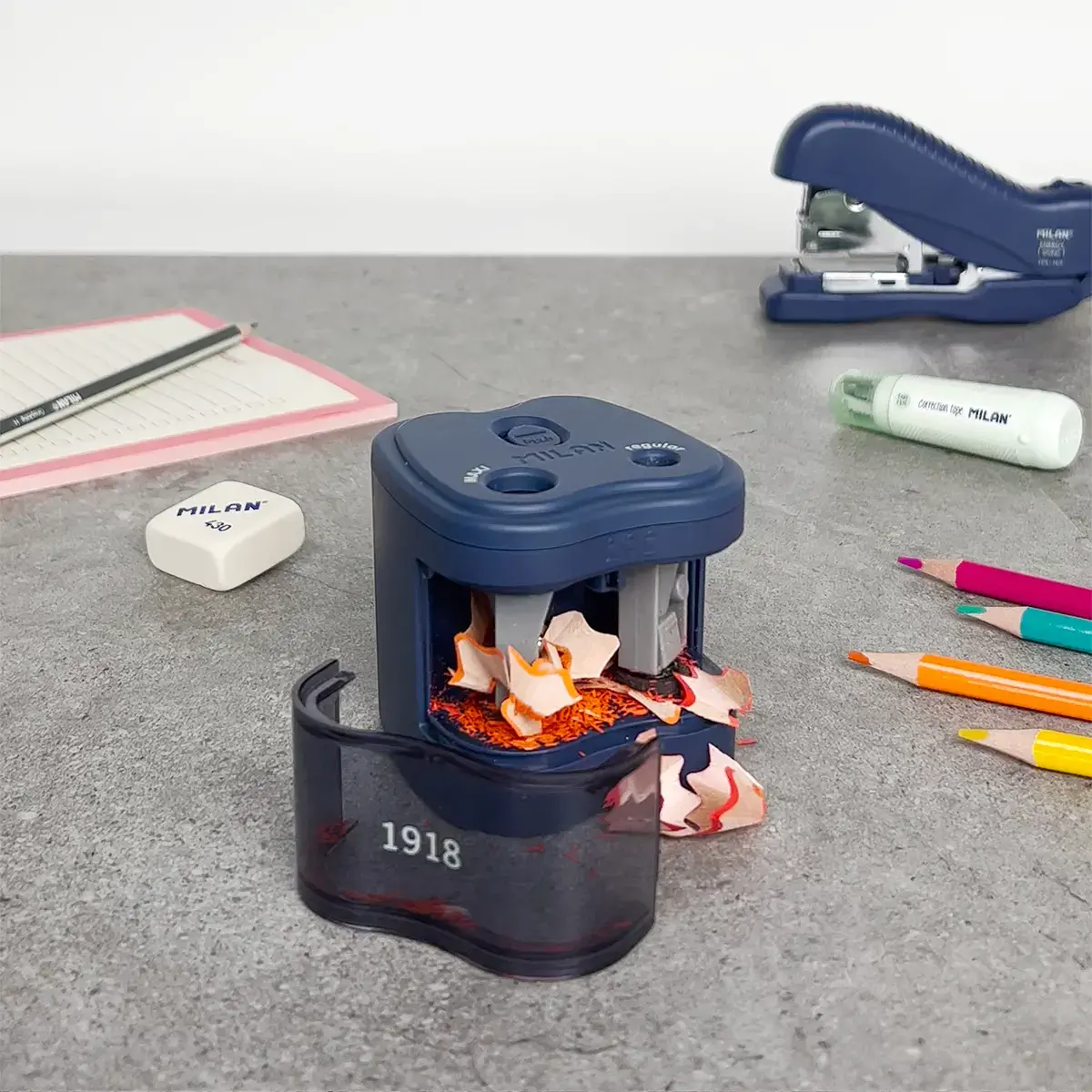 Blister pack MAXI-REGULAR electric pencil sharpener (batteries included ...